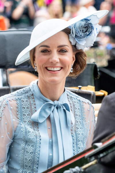 Kate Middleton, craquante dans une robe bleu transparente pour le Royal ...