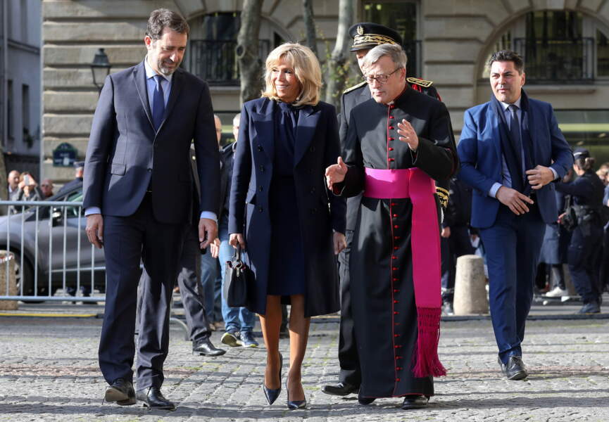 Brigitte Macron très chic pour rendre hommage à Notre-Dame de Paris ...