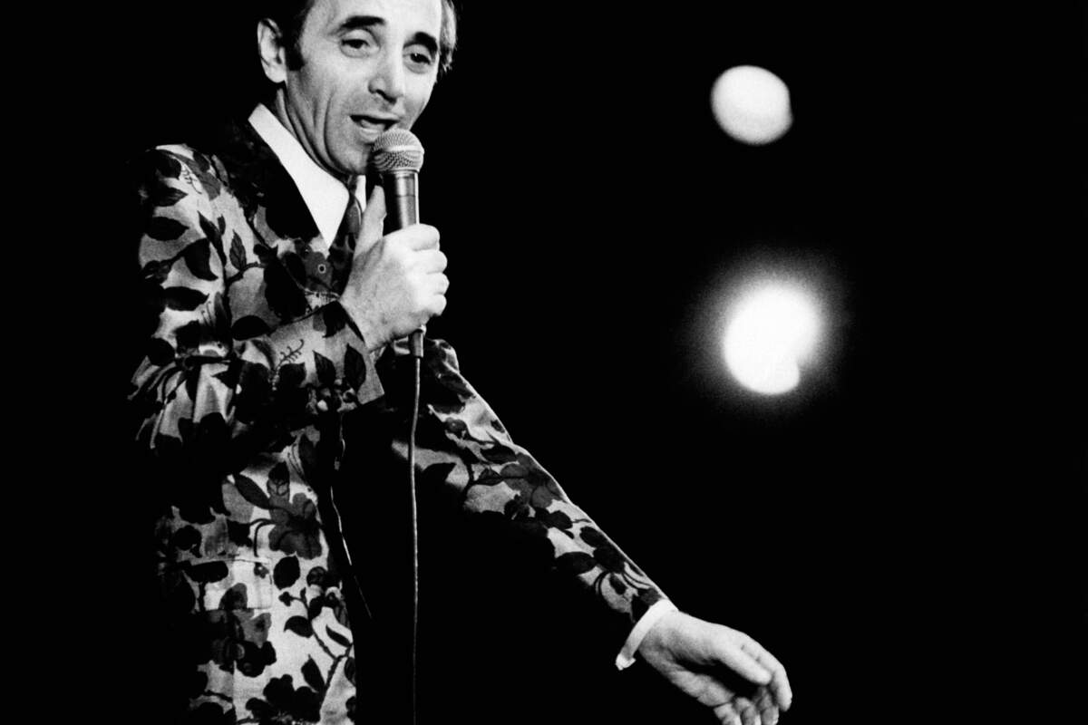 Charles Aznavour : un destin en images - Femme Actuelle