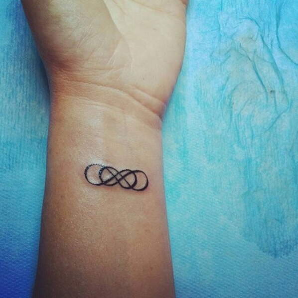 Tendance : 20 tatouages infini repérés sur Instagram - Femme Actuelle