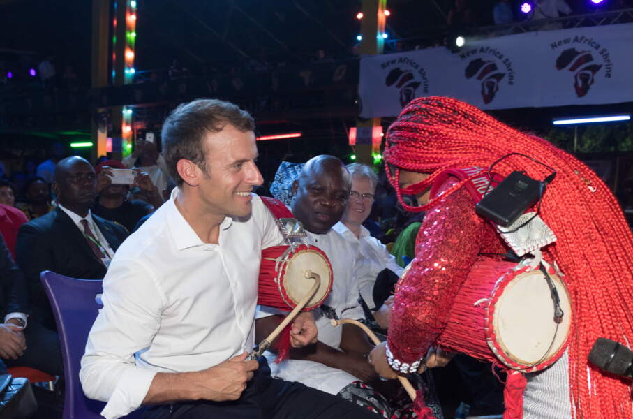 Emmanuel Macron danse dans une salle de spectacle au Nigéria - Femme ...