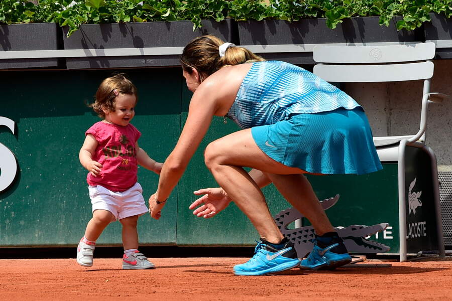 Amélie Mauresmo star de Roland-Garros entourée de ses enfants - Femme ...