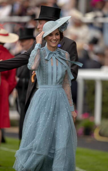 Kate Middleton, craquante dans une robe bleu transparente pour le Royal ...
