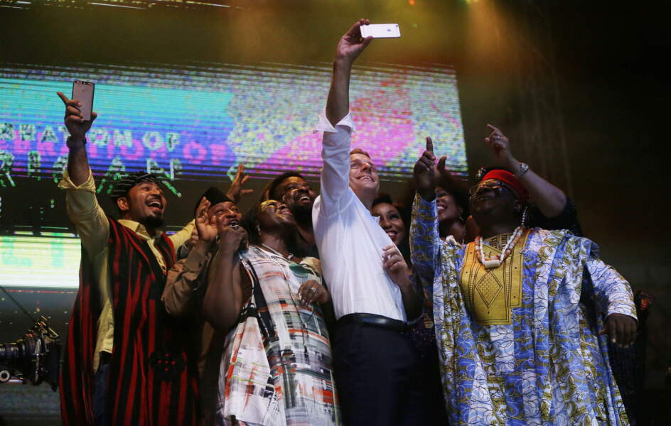 Emmanuel Macron danse dans une salle de spectacle au Nigéria - Femme ...