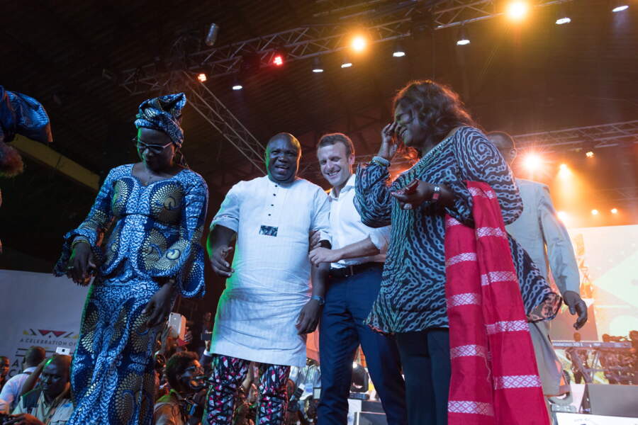 Emmanuel Macron danse dans une salle de spectacle au Nigéria - Femme ...