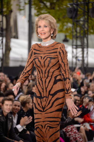 Jane Fonda en robe tigresse pour le défilé l'Oréal Paris - Femme Actuelle