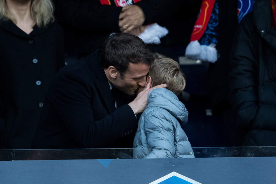 Emmanuel Macron retrouve son frère Laurent pour un match de football en ...