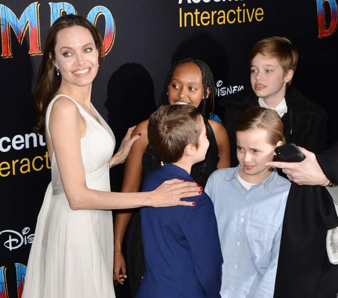Angelina Jolie épanouie Avec Ses Sublimes Enfants à La Première De
