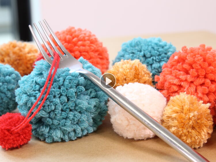 Faire un pompon avec une fourchette : Femme Actuelle Le MAG