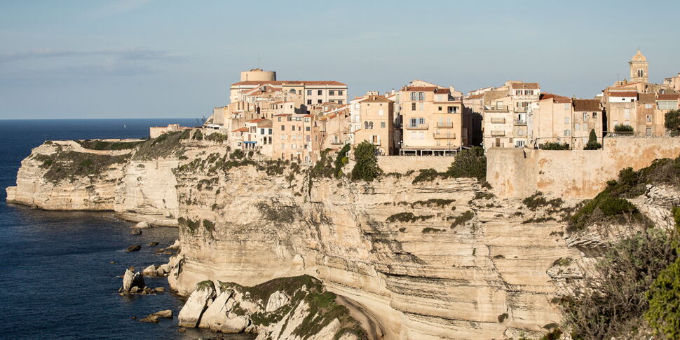 Les trésors cachés de la Corse avec "Des racines et des ailes" : Femme ...