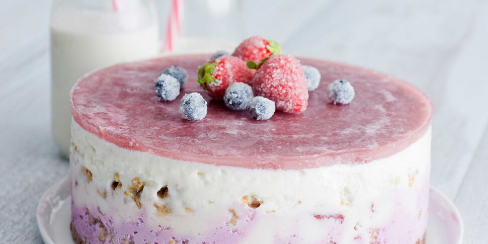 Gâteau glacé aux fruits rouges et amandes caramélisées : Femme Actuelle ...