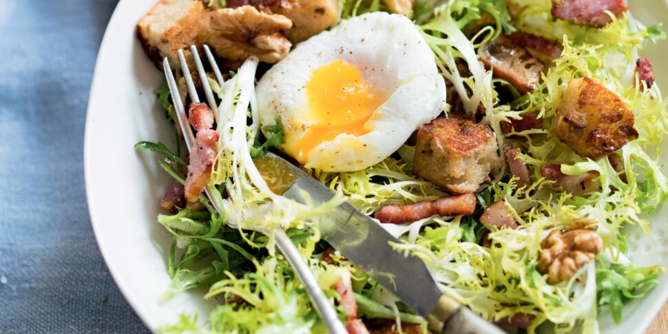 La Recette De La Frisée Aux Lardons Et œuf Poché Femme Actuelle Le Mag