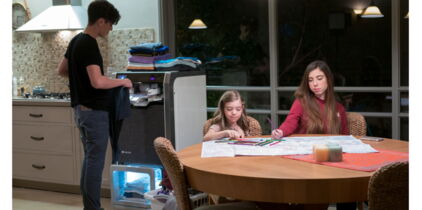 Une machine à plier le linge, (cher) gadget pour flemmards : Femme ...