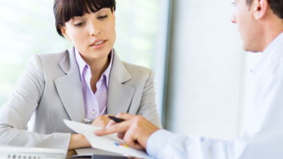 Entretien d'embauche : comment bien se présenter en 2 minutes : Femme ...