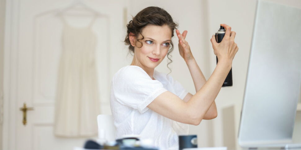 4 façons originales d’utiliser votre laque pour cheveux : Femme ...