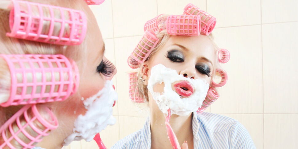 Se raser le visage, la nouvelle (et folle) lubie des Anglo-Saxonnes ...