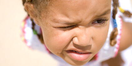 Tics nerveux : comment aider mon enfant à s’en débarrasser ? : Femme ...