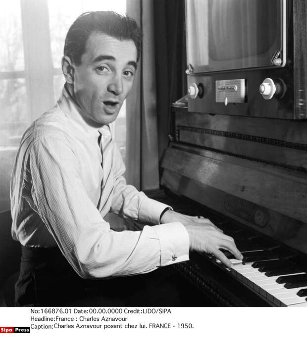 Charles Aznavour : les plus belles photos de sa vie - Femme Actuelle