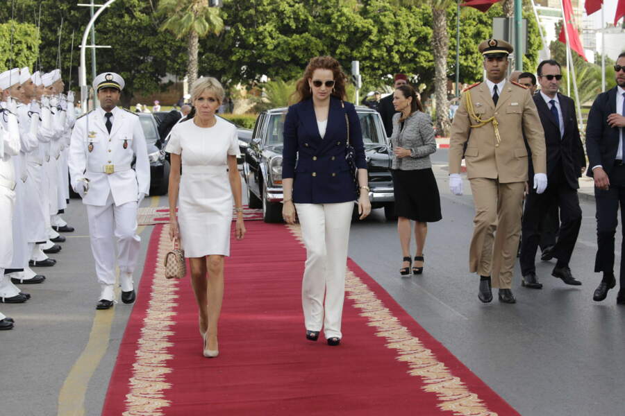 Brigitte Macron en visite au Maroc, opte pour la robe blanche immaculée ...