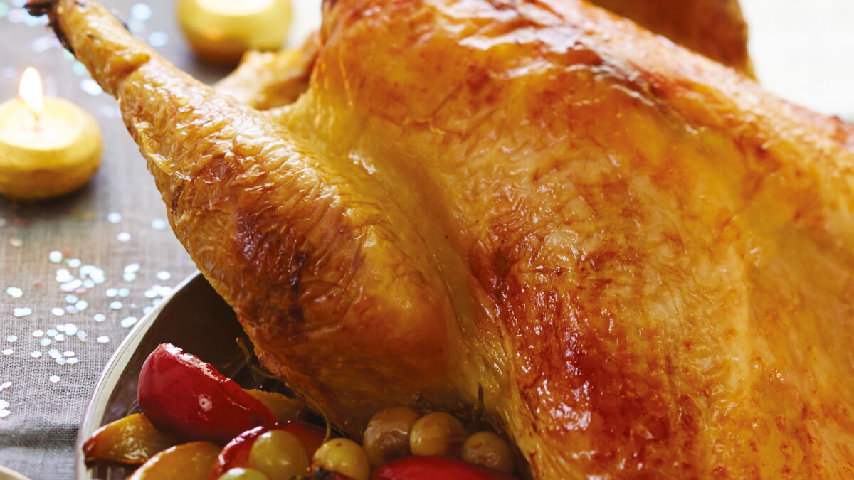 Dinde rôtie sauce au Jurançon, poire au vin et palets aux noix ...