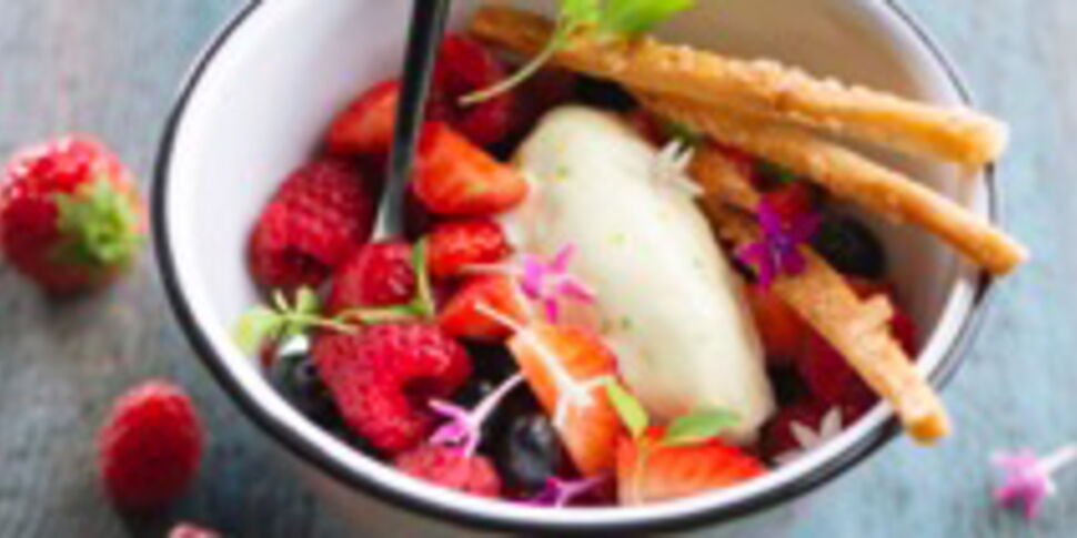 Salade de fruits rouges, quenelle de crème citron et basilic glacé ...