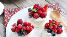Pavlova aux fruits rouges super facile : découvrez les recettes de ...