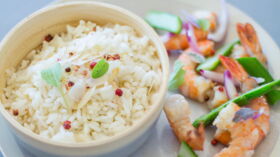 Riz sauté aux haricots rouges, brocolis et pousse d’épinards ...