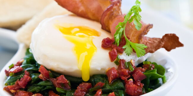 Œuf poché au lard et épinards frais facile et rapide : découvrez les ...