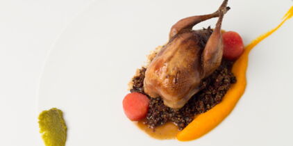 Caille braisé, quinoa épicé, muesli de céréales et fruits secs de ...