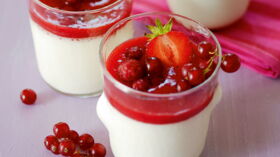 Clafoutis au lait de coco et fruits rouges facile et rapide : découvrez ...