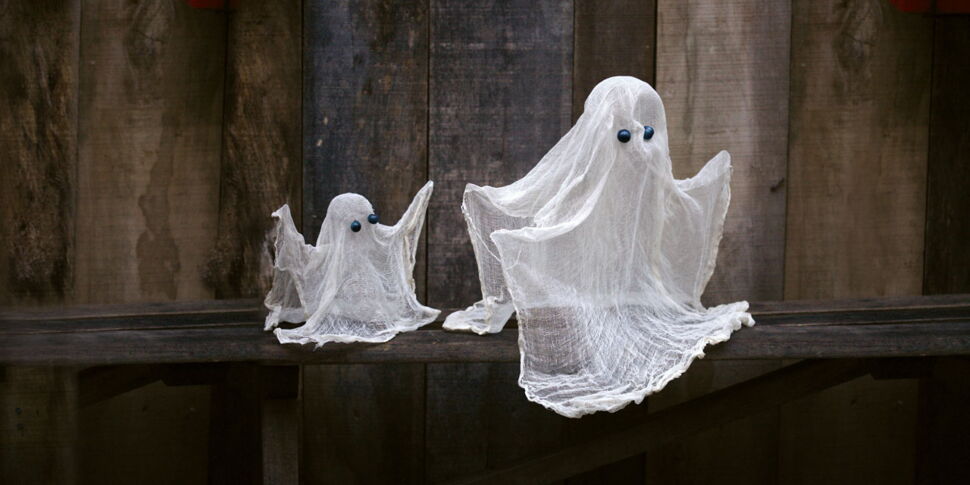 Déco récup' : un fantôme à suspendre pour Halloween : Femme Actuelle Le MAG