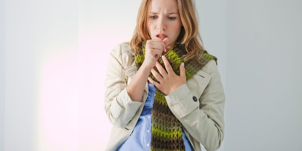 Toux : peut-on vraiment “cracher ses poumons” ? : Femme Actuelle Le MAG
