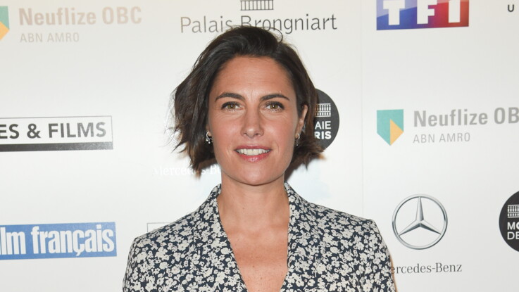 Photos - Alessandra Sublet superbe en maillot de bain et complice avec ...