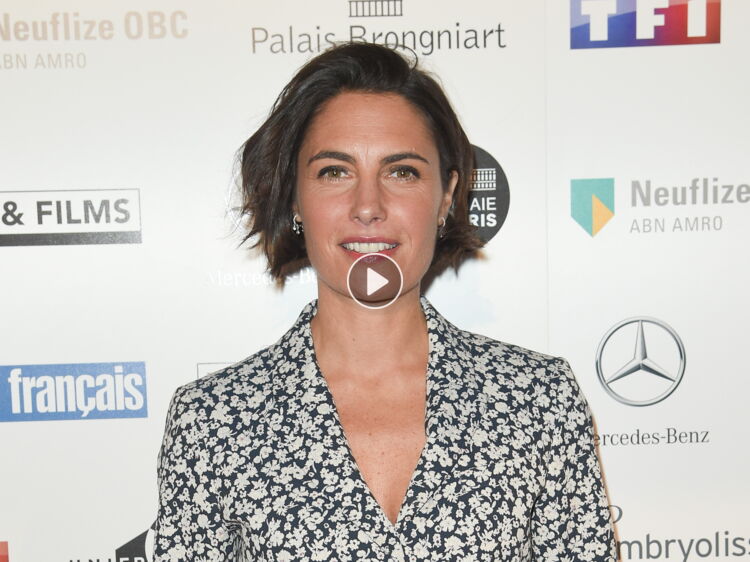 Photos - Alessandra Sublet superbe en maillot de bain et complice avec ...