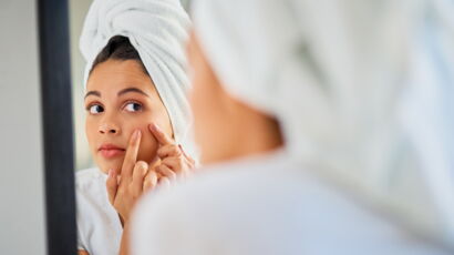 Micro boutons blancs sur la peau : qu’est-ce que c’est et comment s’en ...