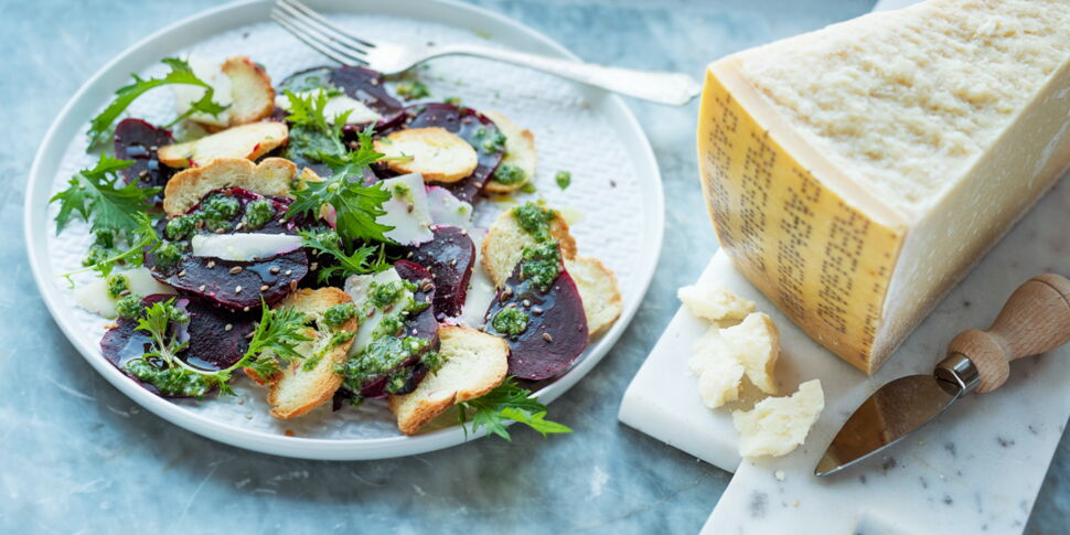 Salade de betterave rouge, parmesan et sauce aux herbes facile et ...