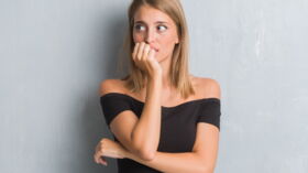 Phobophobie : comment surmonter la phobie d’avoir peur ? : Femme ...