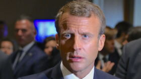 Photos - Emmanuel Macron, barbe de trois jours, s'éclate au foot avec l ...