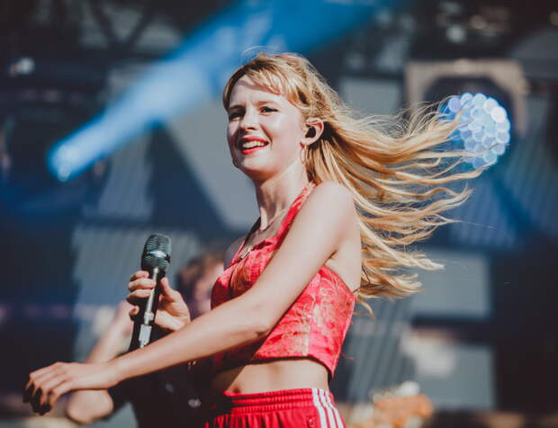 Angèle : ses plus beaux looks beauté - Femme Actuelle