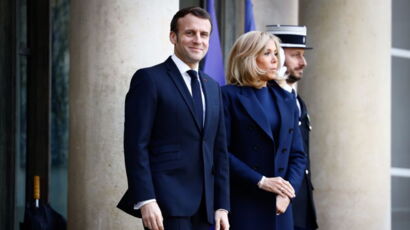 Photos - Emmanuel et Brigitte Macron : barbe naissante et grands ...