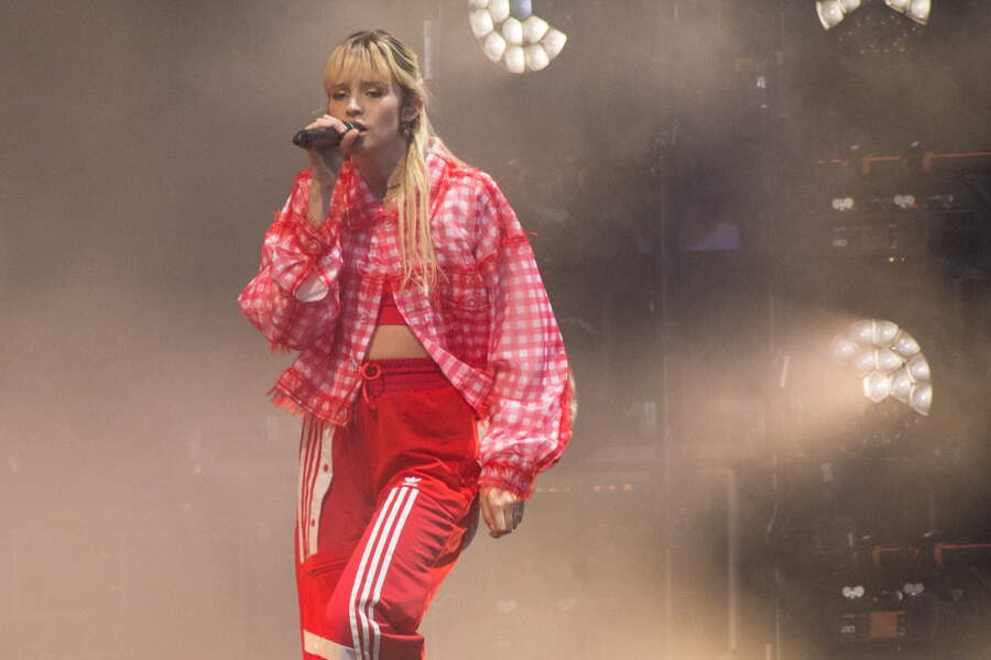 Angèle : retour sur ses 15 plus beaux looks - Femme Actuelle