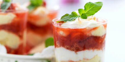 Trifle à la rhubarbe et aux fruits rouges facile et rapide : découvrez ...