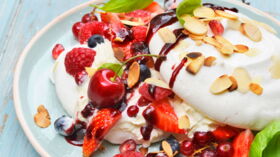 Pavlova aux fruits rouges super facile : découvrez les recettes de ...