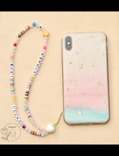 Cordon de téléphone : 10 modèles stylés pour adopter l’accessoire ...