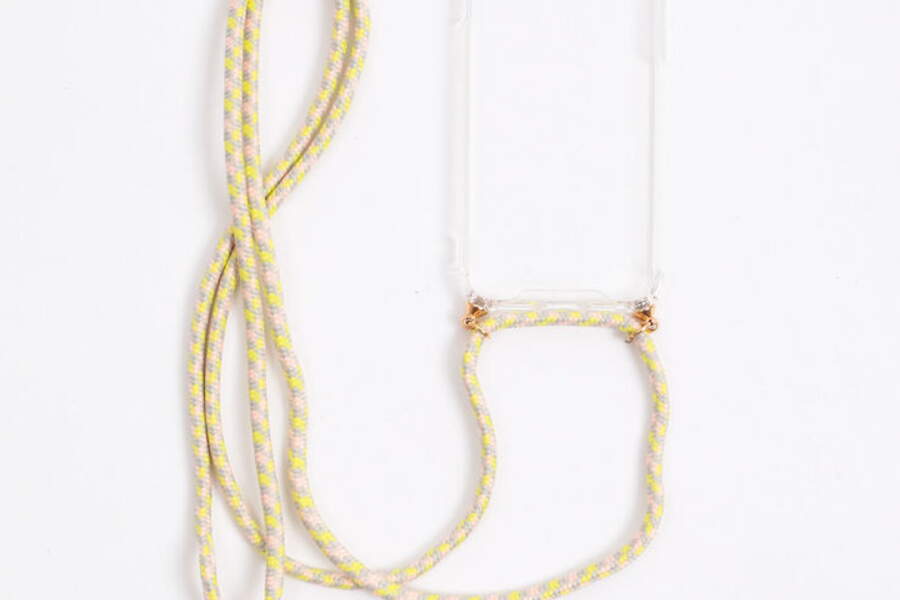 Cordon de téléphone : 10 modèles stylés pour adopter l’accessoire ...