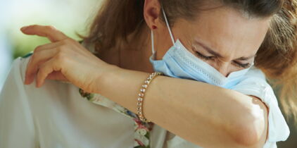 Faut-il tousser dans son masque ou dans son coude ? : Femme Actuelle Le MAG