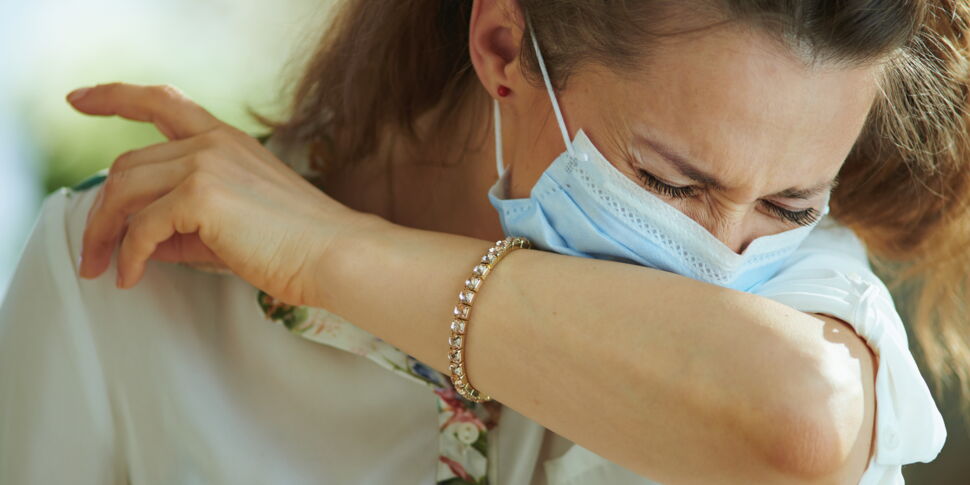 Faut-il tousser dans son masque ou dans son coude ? : Femme Actuelle Le MAG