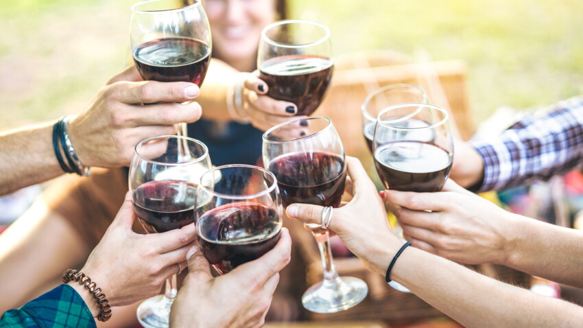 Savez-vous pourquoi on trinque ? Découvrez le sens caché de cette ...