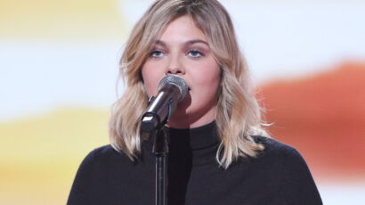 Louane prend la pose à la Fashion Week de Milan et adopte la couleur la ...
