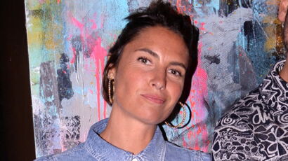 Alessandra Sublet ultra-sexy en petite culotte et chemise déboutonnée ...